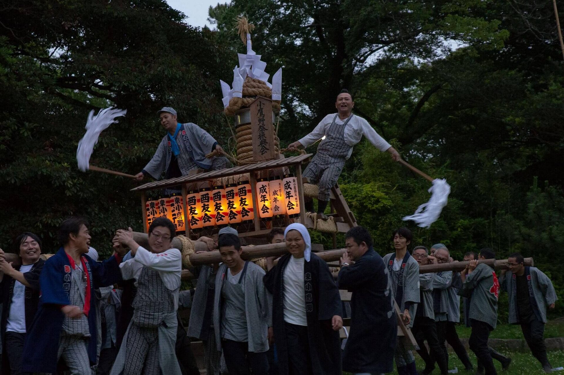 Watch The Spectacular Handheld Fireworks Tezutsu Hanabi in Toyohashi ...