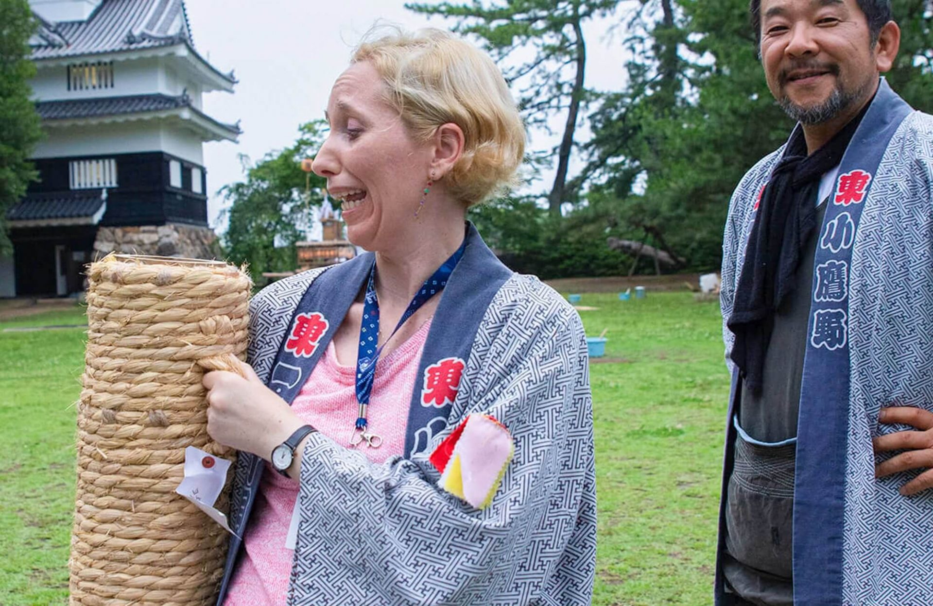 Watch The Spectacular Handheld Fireworks Tezutsu Hanabi in Toyohashi ...